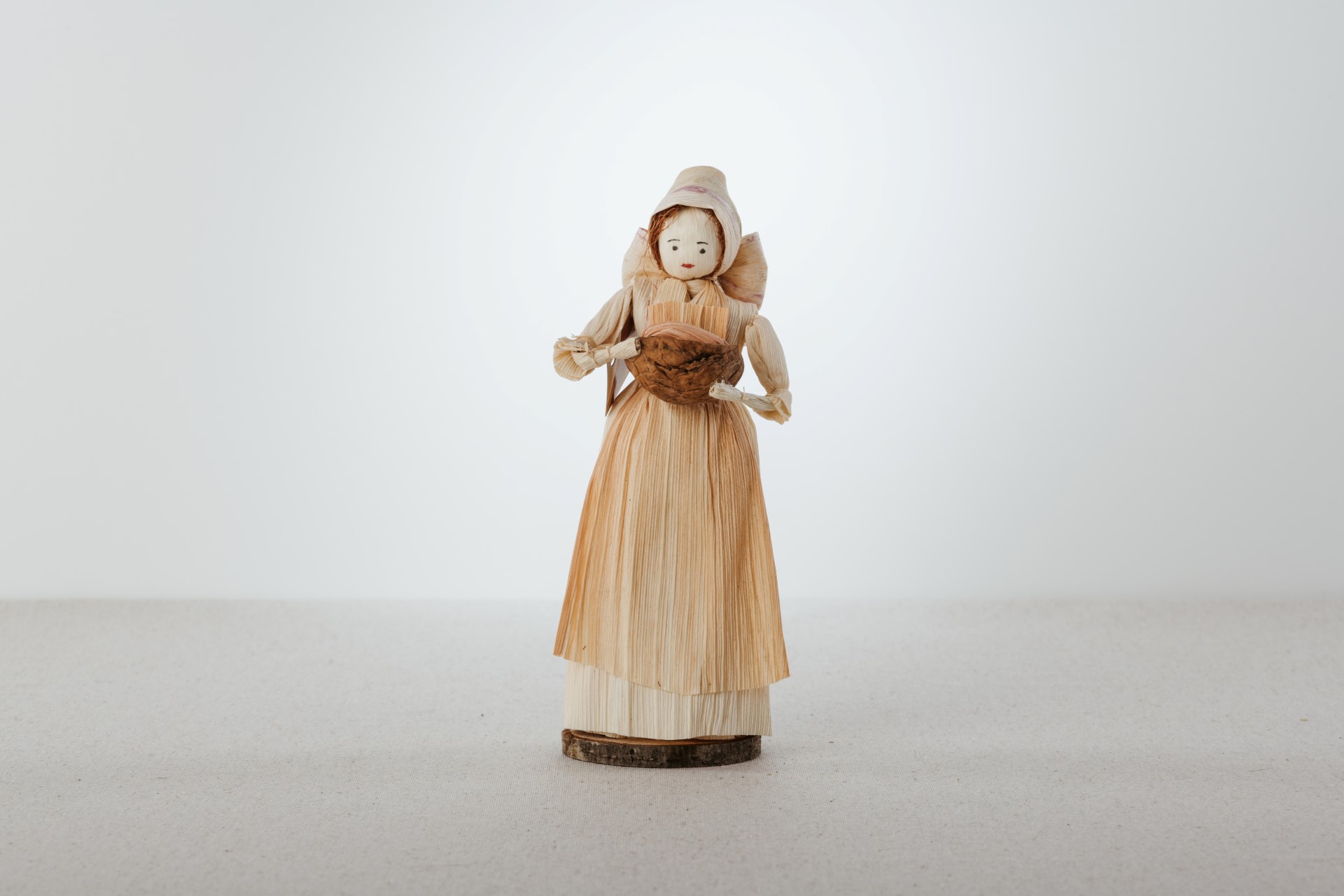 Dekle s kruhom | Pomelaj